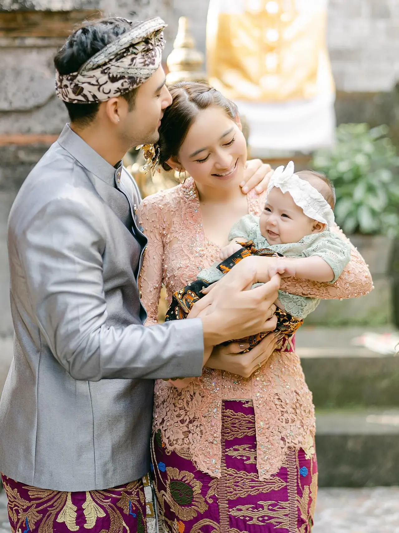 7 Pemotretan Keluarga Laura Theux dan Indra Brotolaras yang Kental ...