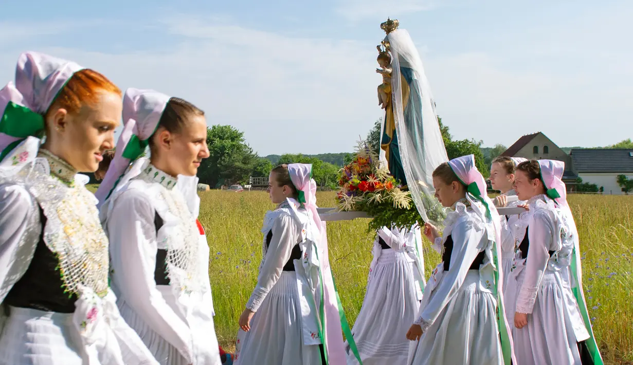 FOTO: Wanita Muda Jerman Gelar Ritual Whit Monday - Foto Liputan6.com