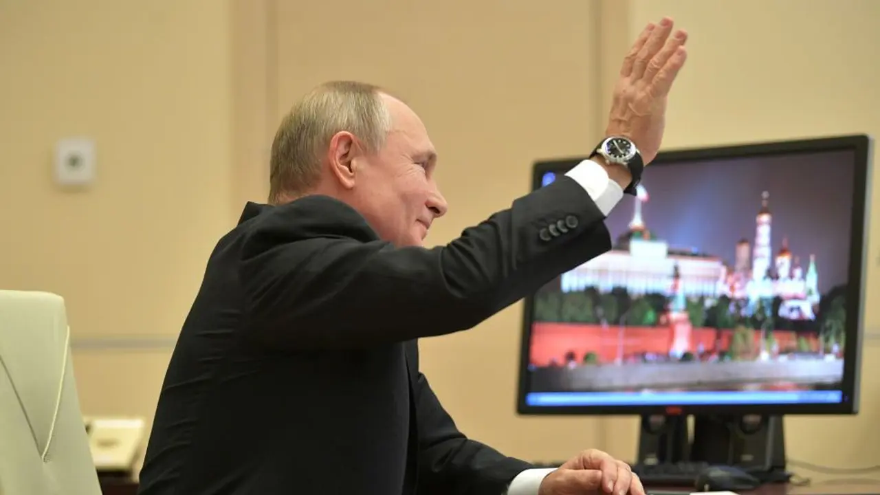 Presiden Vladimir Putin Kedapatan Masih Pakai Windows XP - Tekno ...
