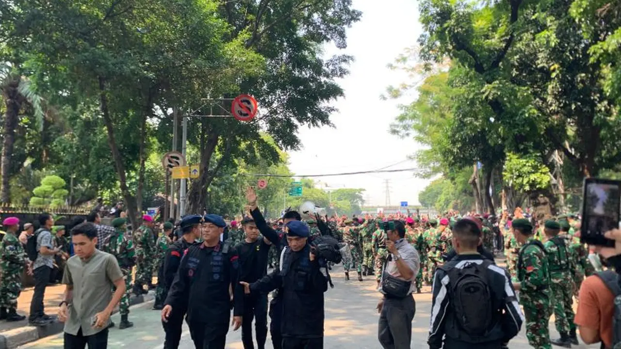 Update Demo Kwitang: Komandan Brimob Dilempari Botol, Massa Merangsek ...