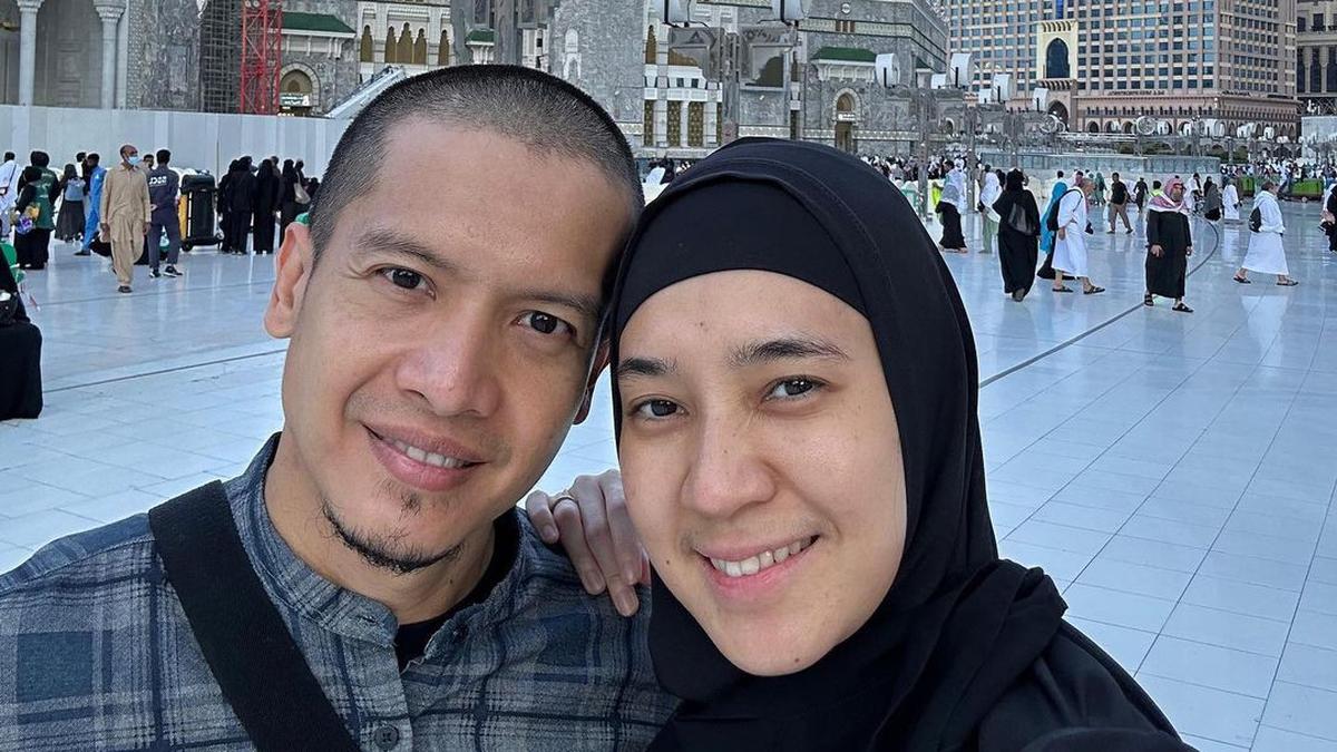 Potret Dimas Seto dan Dhini Aminarti Akhirnya Umrah Bareng, Rayakan ...