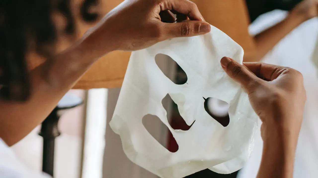 Jangan Asal Tempel, Ini 6 Cara Pakai Sheet Mask yang Benar untuk Hasil ...