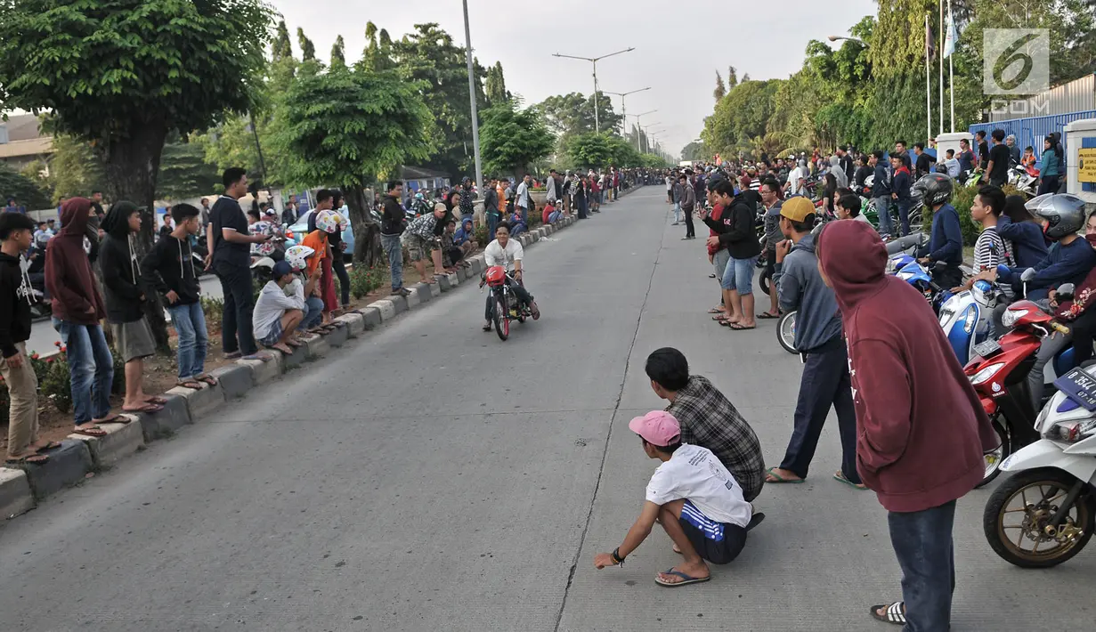 FOTO: Balapan Motor Liar Warnai Minggu Pagi Ramadan di Ibu Kota - Foto ...