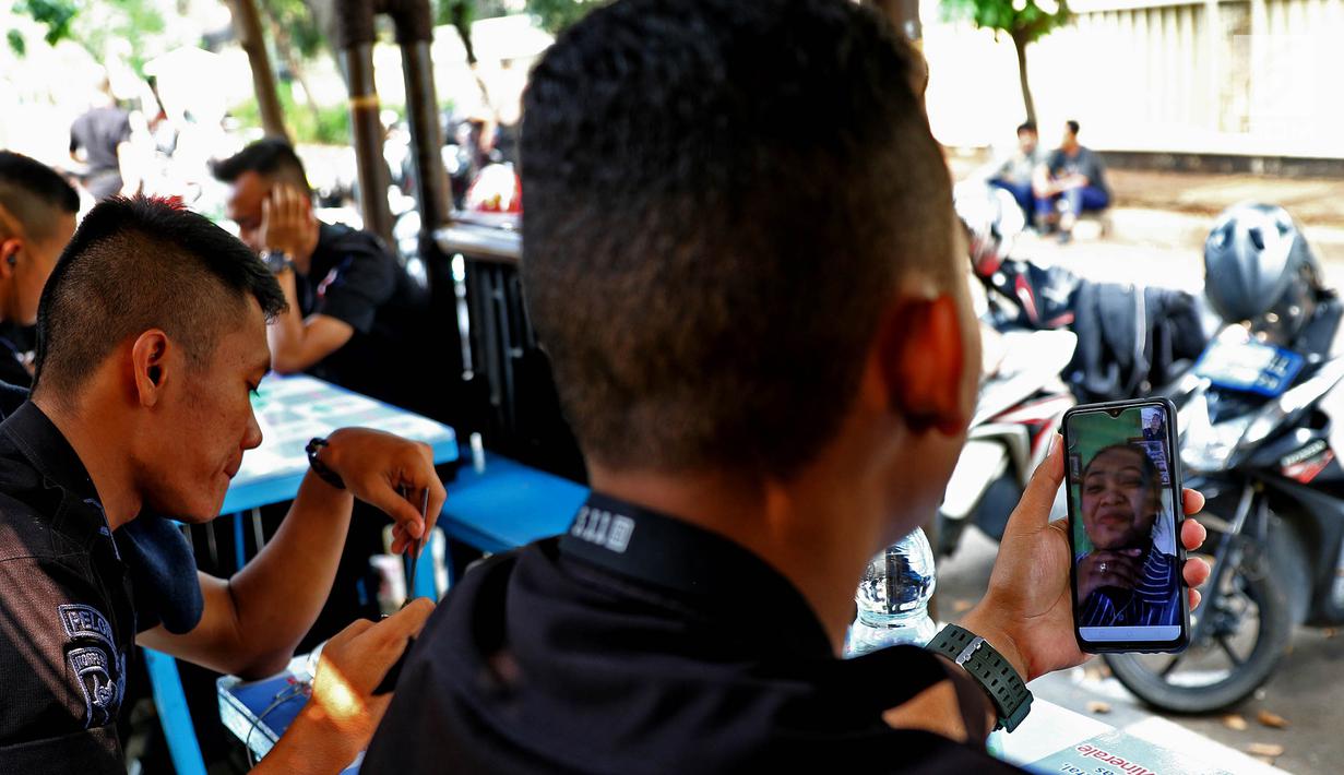 FOTO: Kisah Anggota Polisi yang Rela Tak Pulang Kampung Demi Jaga Ibu ...