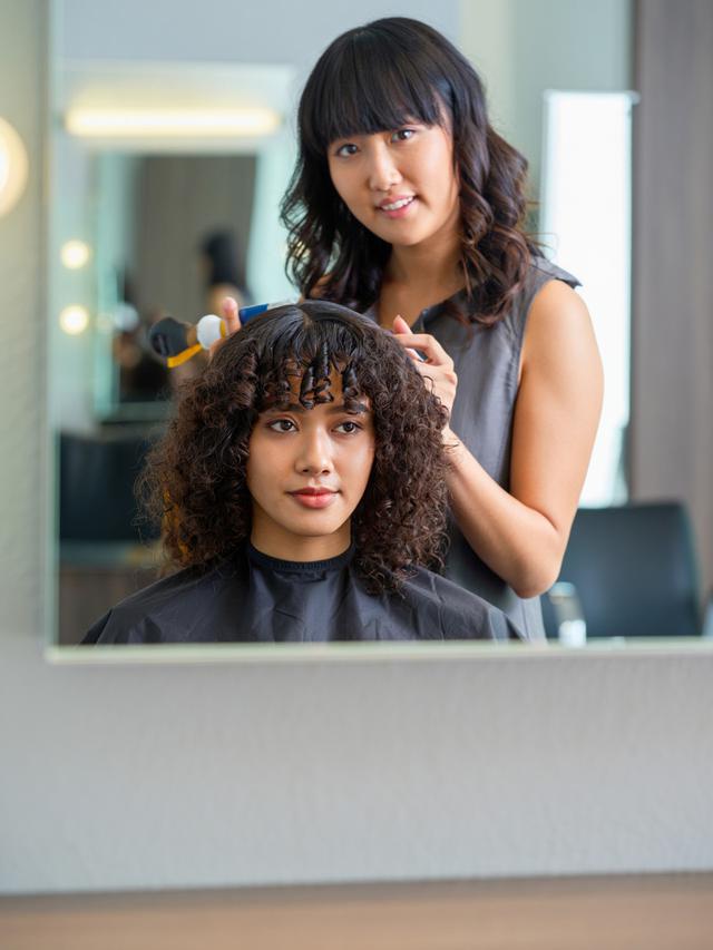 7 Gaya Poni Rambut Keriting yang Lagi Hits, Bikin Tampilan Makin Stunning