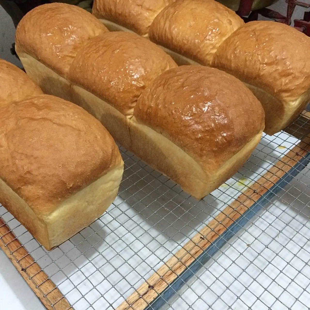 6 Toko Roti Legendaris Terkenal di Berbagai Kota, Mana yang Simpan ...