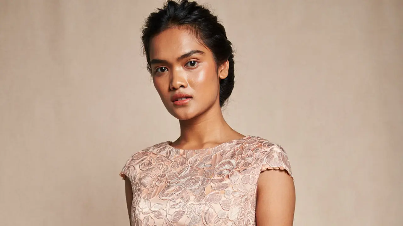 15 Model Dress Brokat Terbaru untuk Tampil Menawan di 2025, Modis