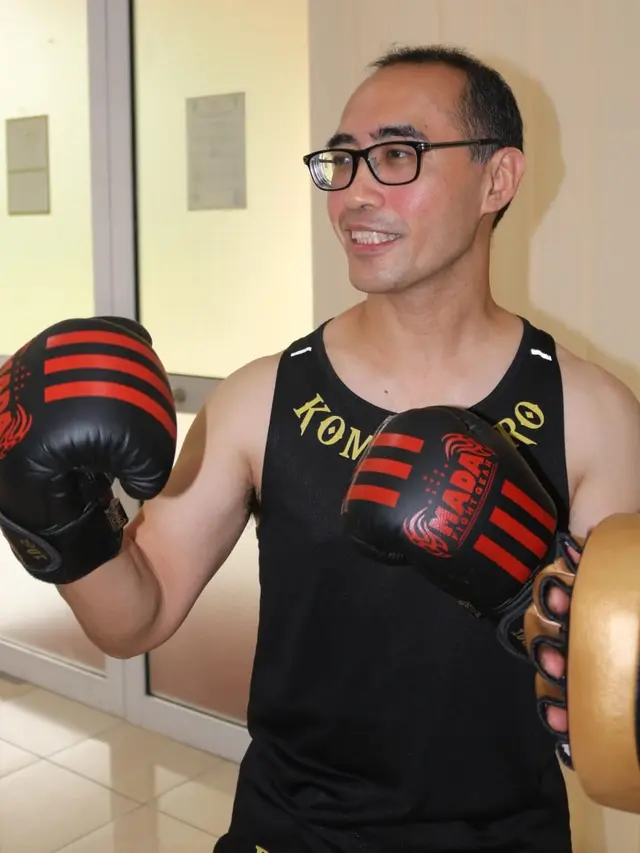 Pengacara Benny Wullur Pamer Kostum Tinju Usai Tantang Hotman Paris ...