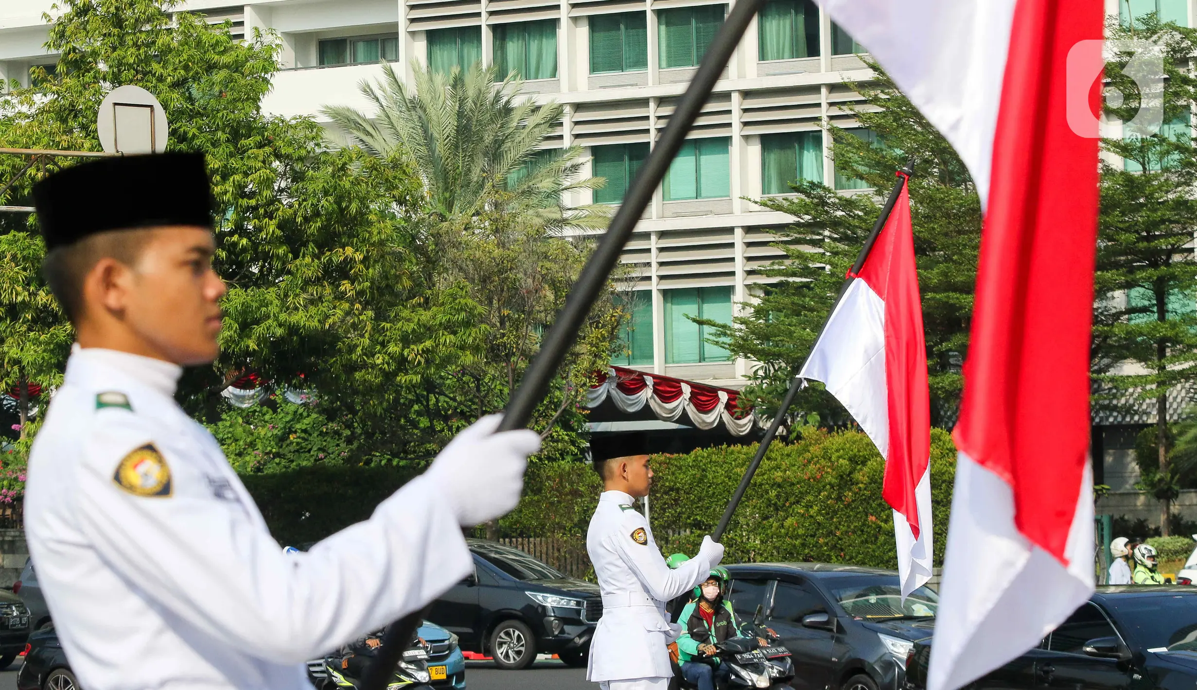 Pengibaran Bendera Merah Putih di Bundaran HI - Foto Liputan6.com