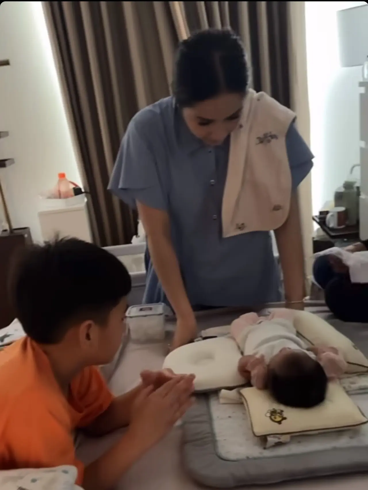 7 Potret Raffi Ahmad Adopsi Anak, Nagita Bahagia Punya Bayi Perempuan - Hot Liputan6.com