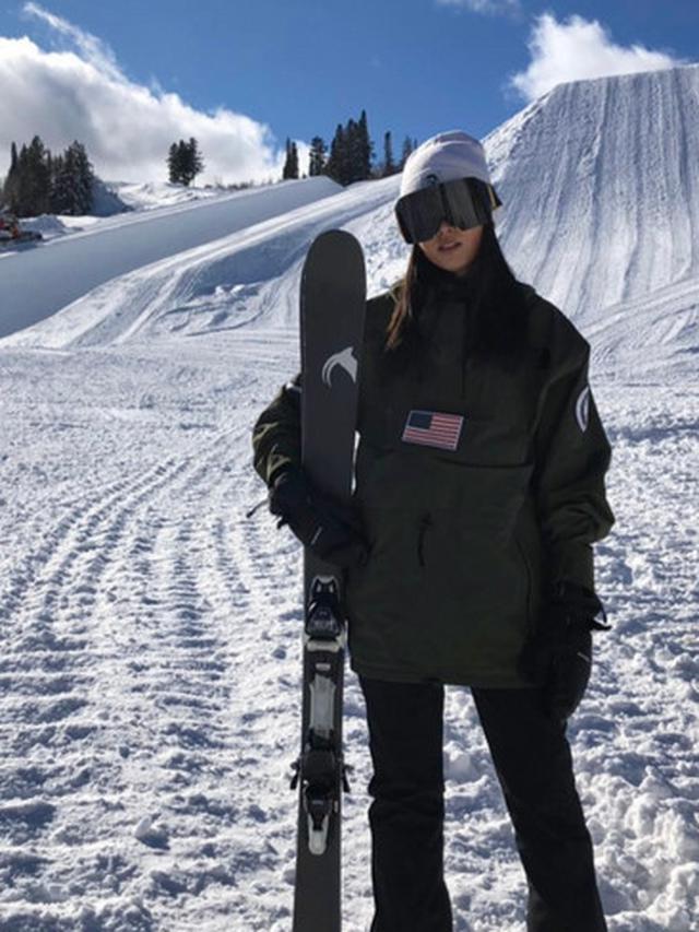 6 Penampilan Nong Poy Main Ski, Aura Cantik Terlihat Meski Berjaket Tebal