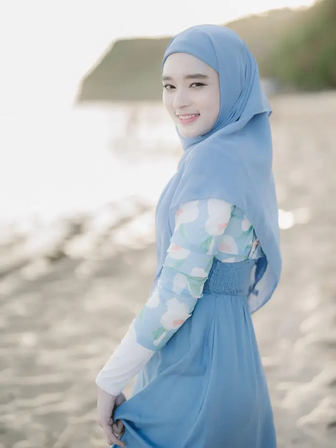 Potret Inara Rusli Tetap Cantik Pakai Hijab Syari saat ke Pantai - Entertainment Fimela.com