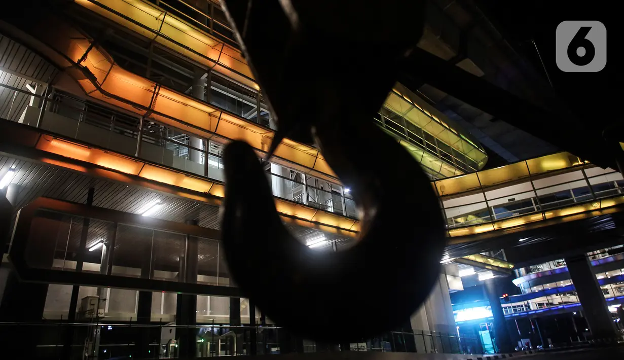 FOTO: Kerlap-kerlip Lampu Skybridge Halte CSW - Foto Liputan6.com