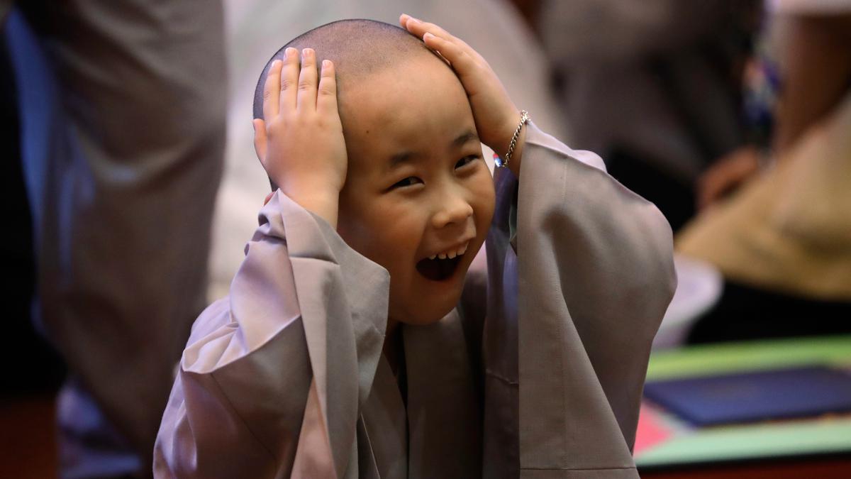 FOTO: Wajah Gemas Para Biksu Cilik Ikut Merayakan Kelahiran Buddha ...