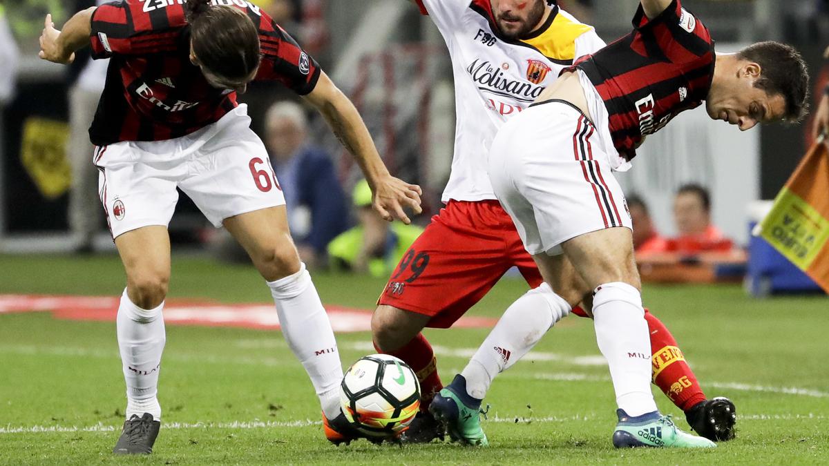 Bek AC Milan Masih Malu-Malu Bicarakan Masa Depan