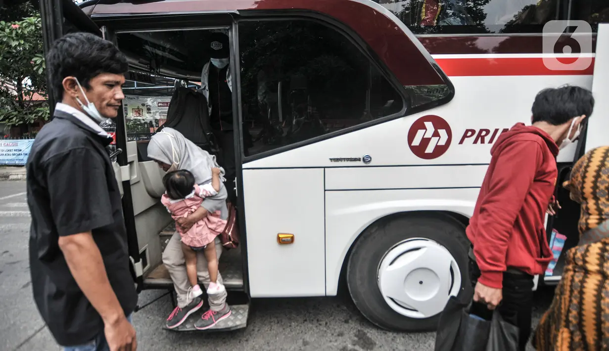 FOTO: Puncak Arus Balik di Terminal Kampung Rambutan - Foto Liputan6.com