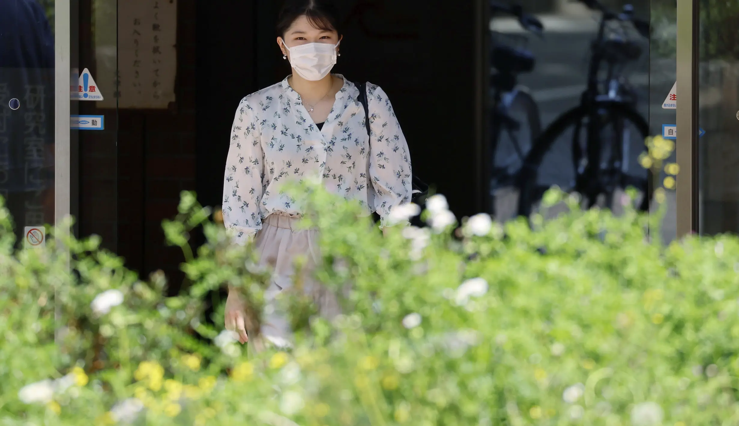 Gaya Putri Aiko dari Jepang saat Kembali ke Kampus, Tampil Kenakan ...