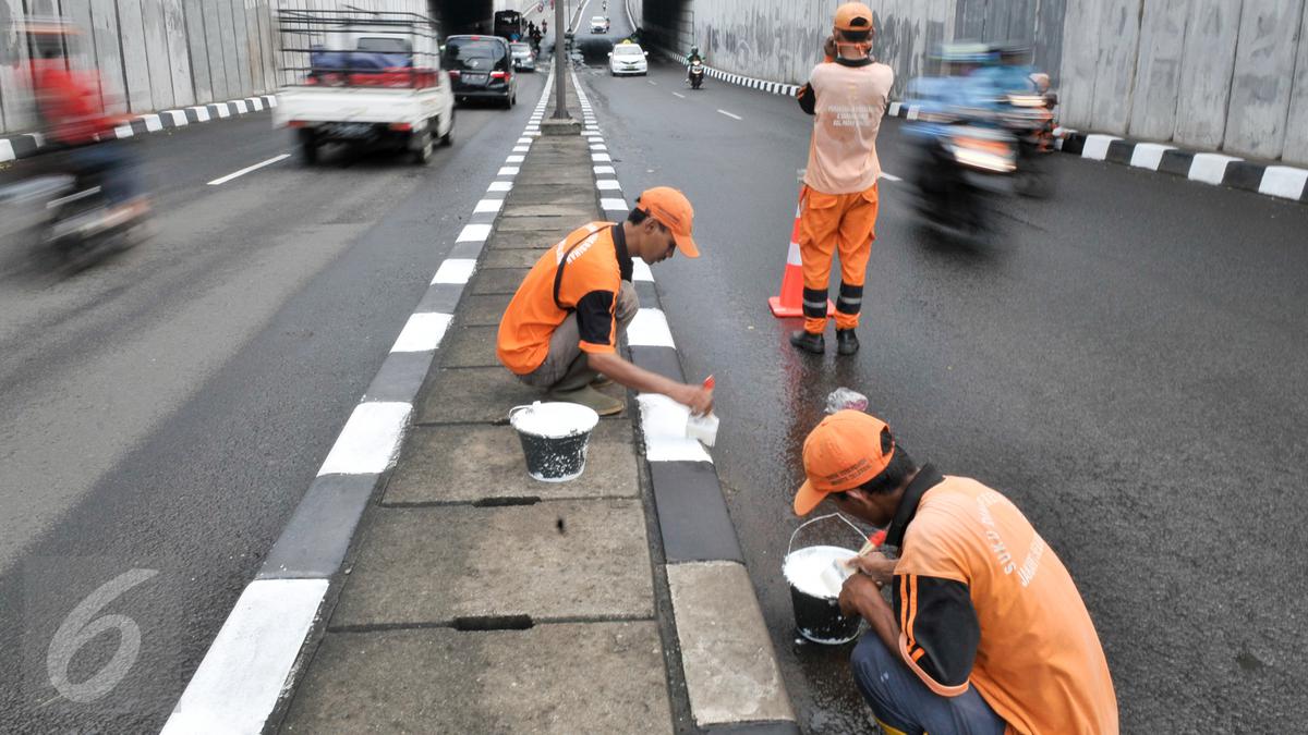 Petugas PPSU Cat Trotoar Pudar - Foto Liputan6.com