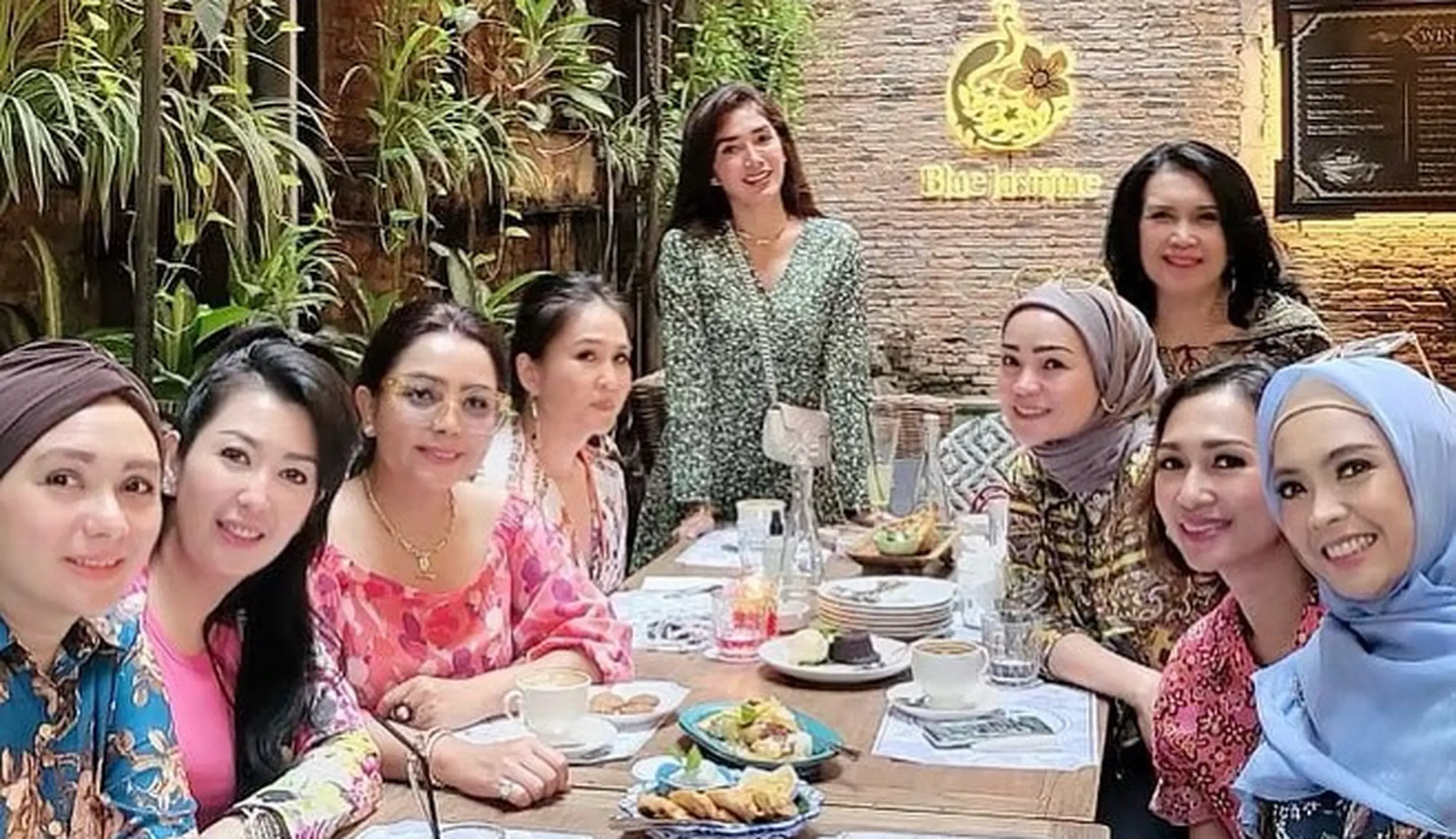 Potret Geng Kepompong Kumpul Kenakan Dress Code Motif Bunga