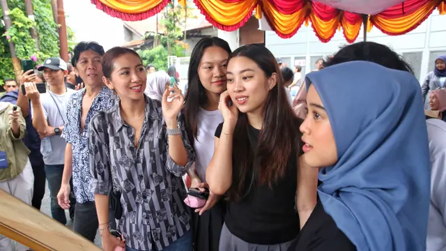8 Potret Istri dan Anak Bimbim Slank yang Seperti Kakak Beradik saat Nyoblos di TPS ...