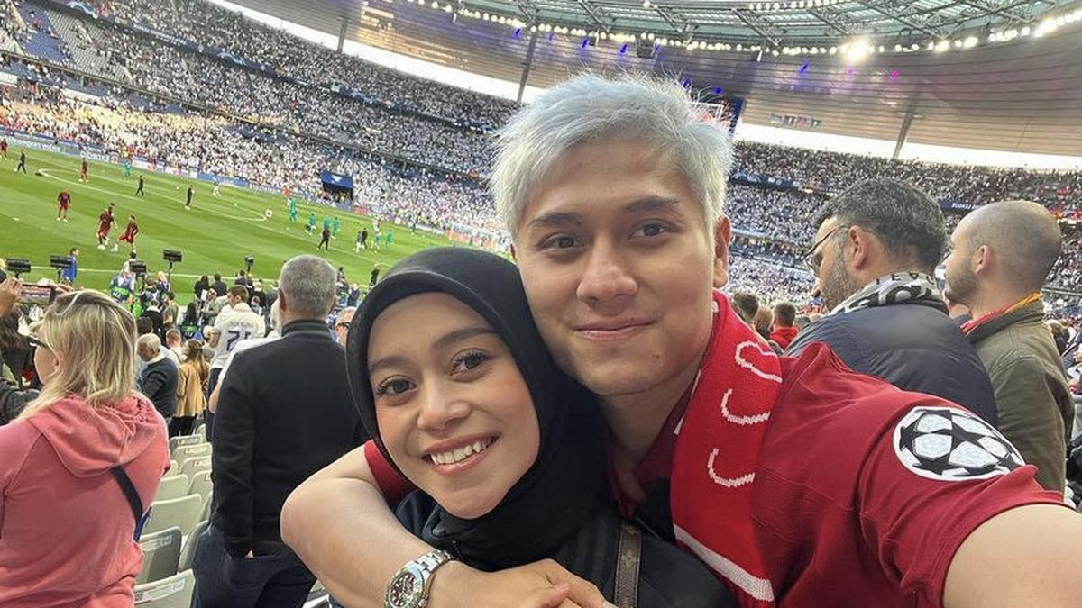 Tampilan Santai Lesti Kejora Temani Rizky Billar Nonton Bola di Paris - Fashion Fimela.com