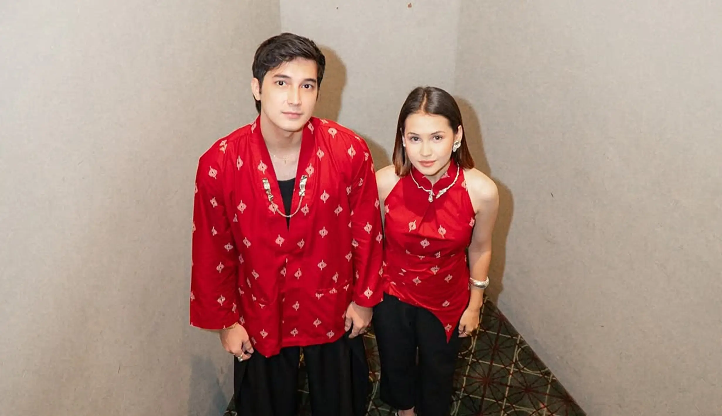 Potret Junior Roberts dan Sandrinna Michelle di Showcase Film 2025, Memukau dengan Batik - Foto ...