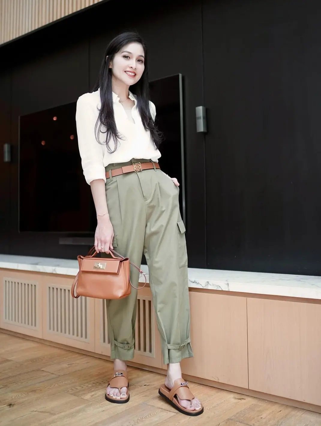 10 Potret OOTD Sandra Dewi yang Pancarkan Pesona Mahal, dari Gaya Ngantor hingga Tampilan Bak ...