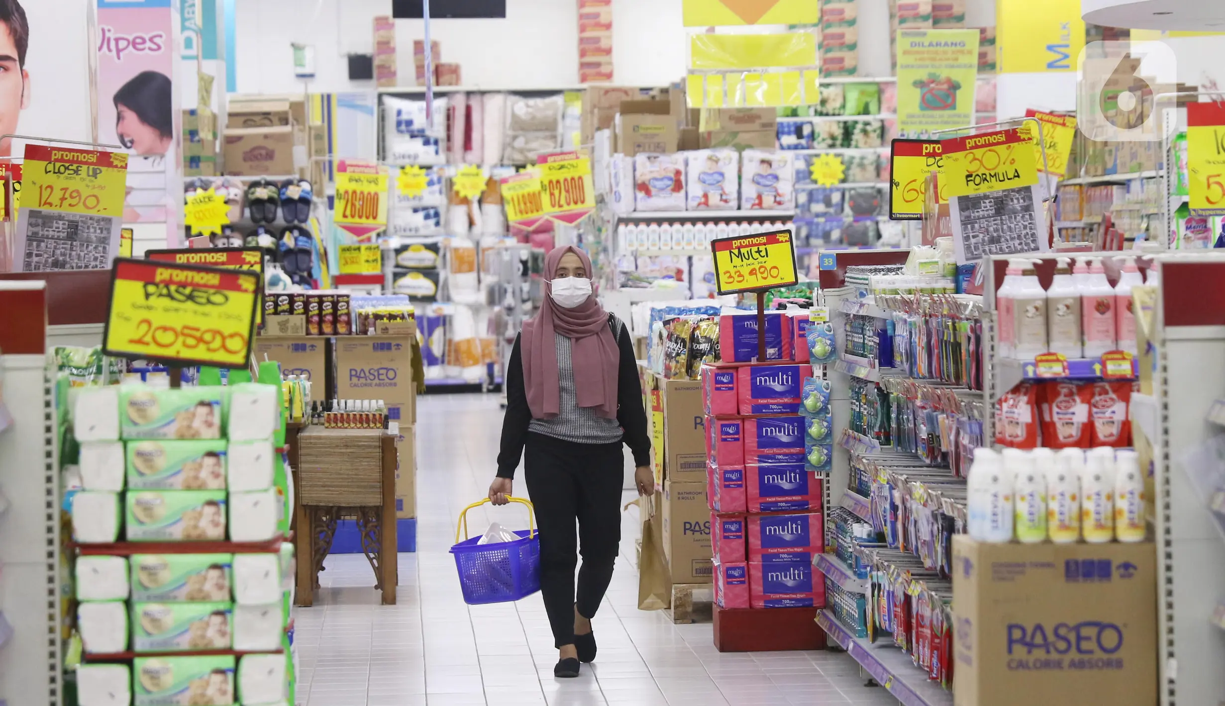 FOTO: Pasar Swalayan Tetap Beroperasi saat PPKM Darurat - Foto Liputan6.com