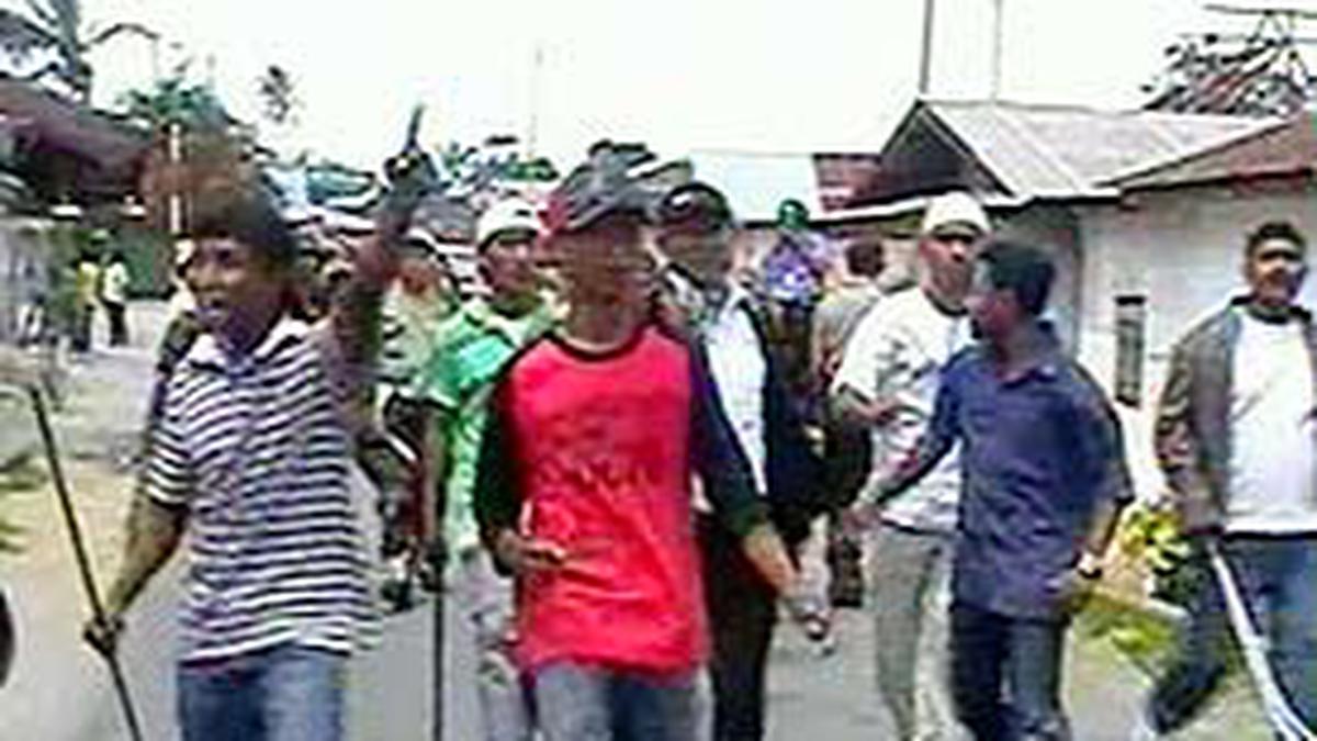 Warga Ambon Bentrok