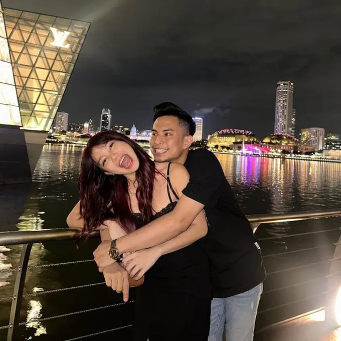 6 Potret Kebersamaan Okin dengan Pacar Barunya Saat Liburan di Singapura - Entertainment Fimela.com