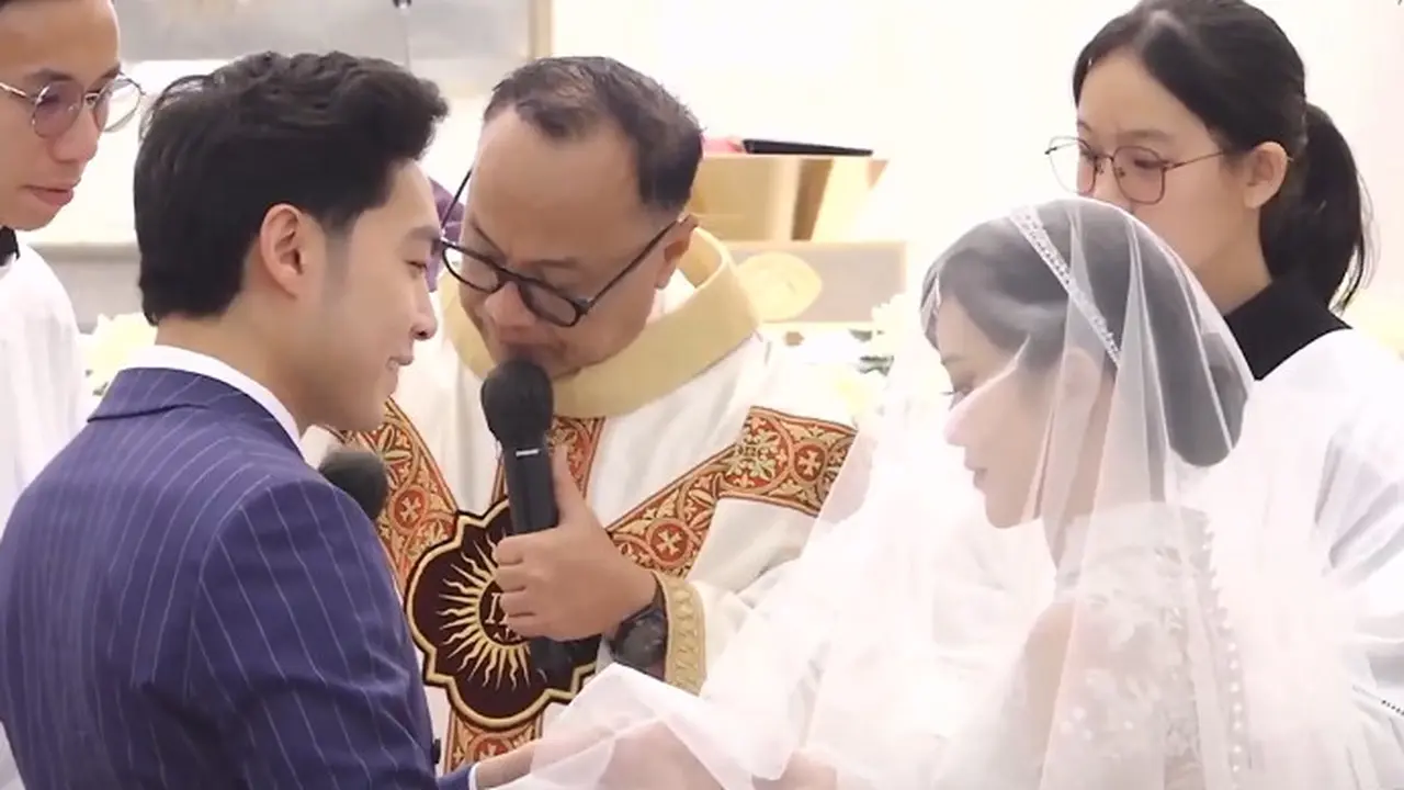 8 Momen Pemberkatan Pernikahan Jessica Jane dan Erwin Phang, Digelar Intimate - Hot Liputan6.com