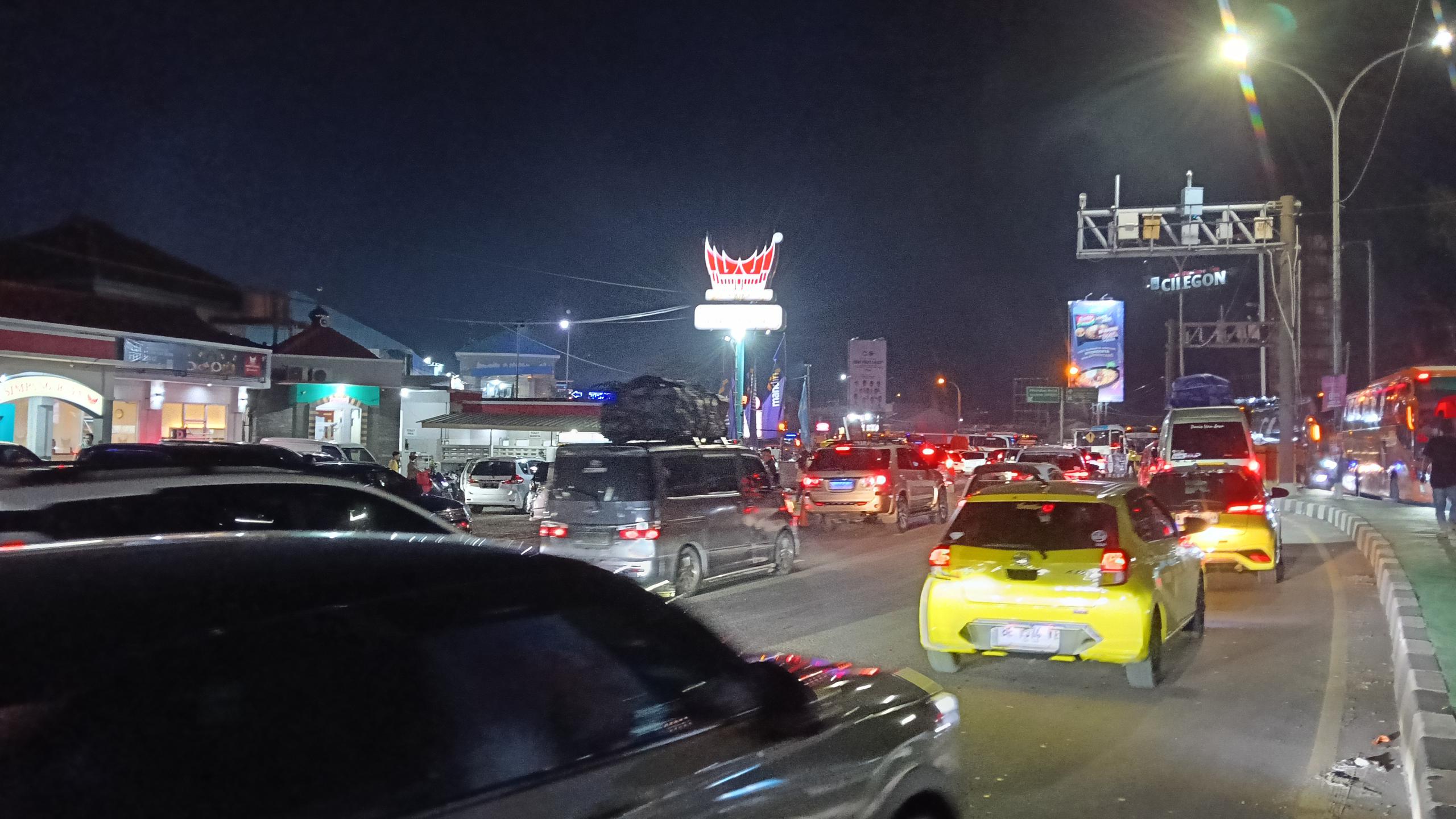Potret Puncak Mudik di Merak: Antrean Kendaraan Mengular Hingga Keluar ...