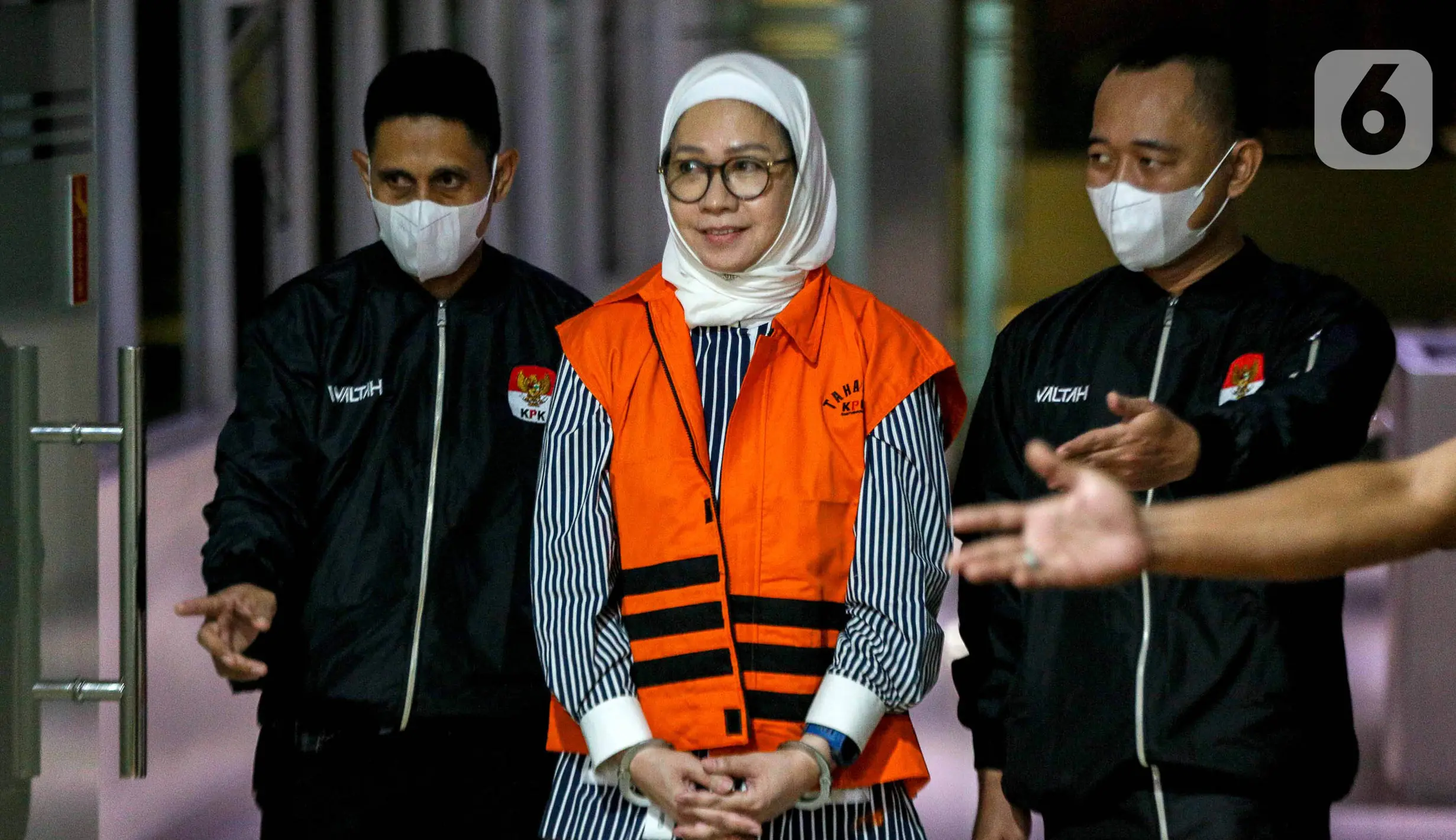 Kenakan Rompi Tahanan KPK, Begini Ekspresi Mantan Dirut Pertamina Karen Agustiawan - Foto ...