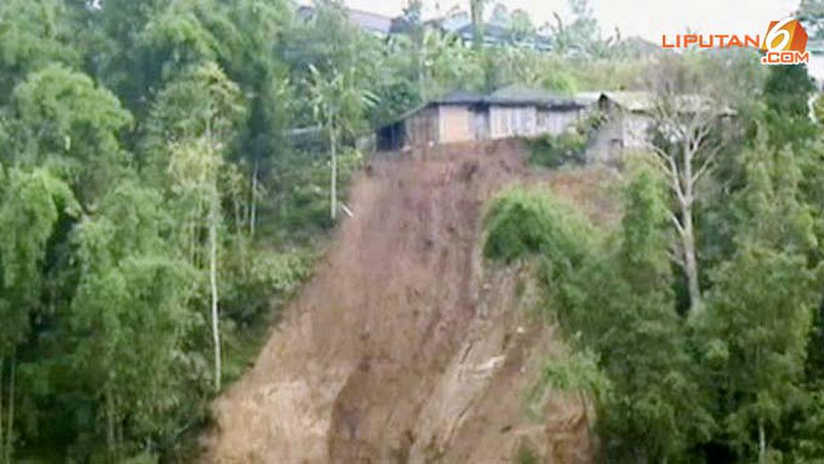 VIDEO: Longsor, Tebing 50 Meter Timpa 2 Rumah - News Liputan6.com