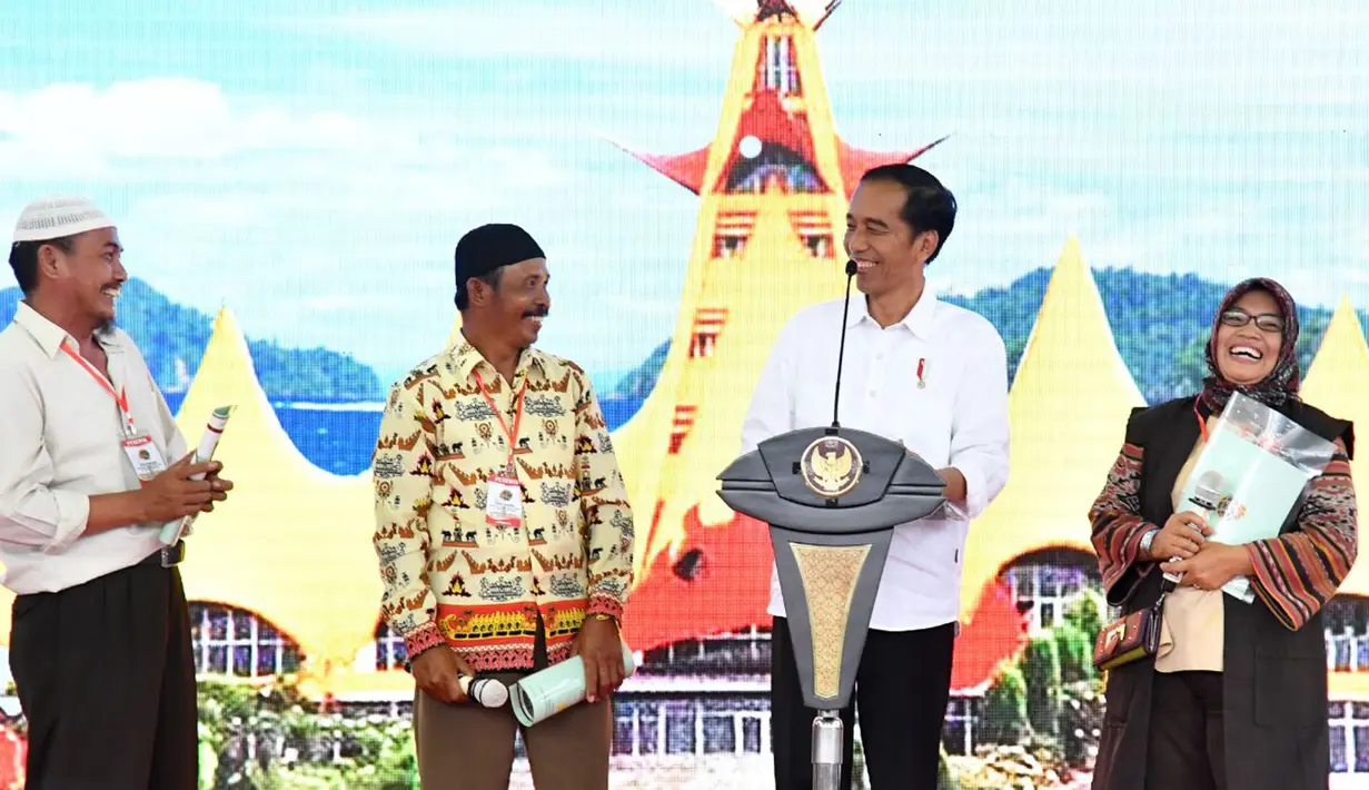 FOTO: Jokowi Serahkan 3.500 Sertifikat untuk Warga Lampung - Foto ...