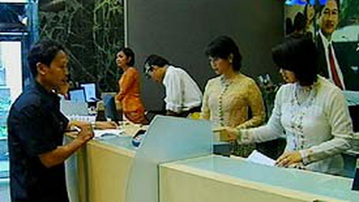Karyawan Beberapa Bank di Jakarta Berkebaya