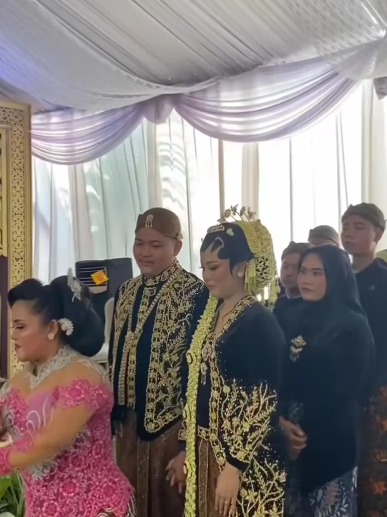 7 Potret Pernikahan Nopek Novian dengan Adat Jawa, Terungkap Sosok Istri - Hot Liputan6.com