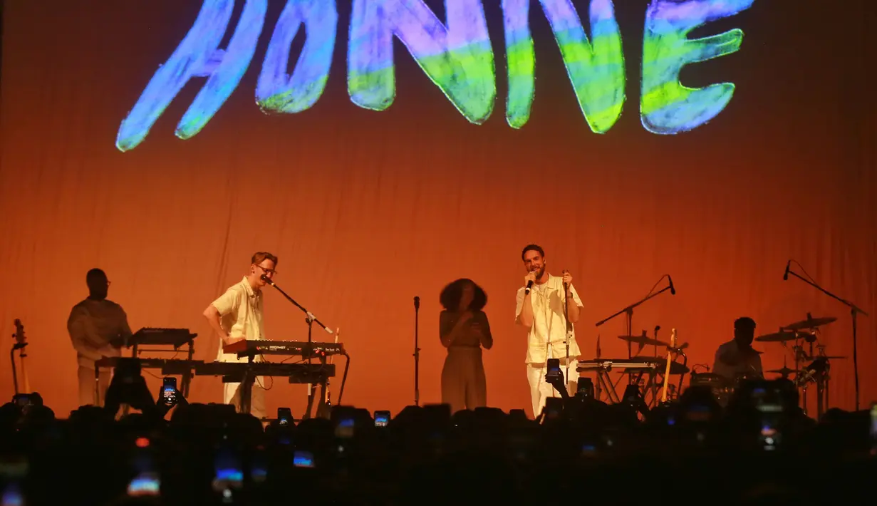 8 Potret HONNE Asia Tour 2023 Manjakan Penggemar di Jakarta, Jadi Malam Tak Terlupakan - Photo ...