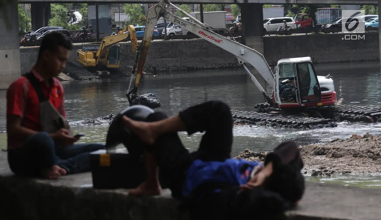 FOTO: Antisipasi Banjir, Pengerukan Waduk Grogol Jadi Tontonan Warga ...