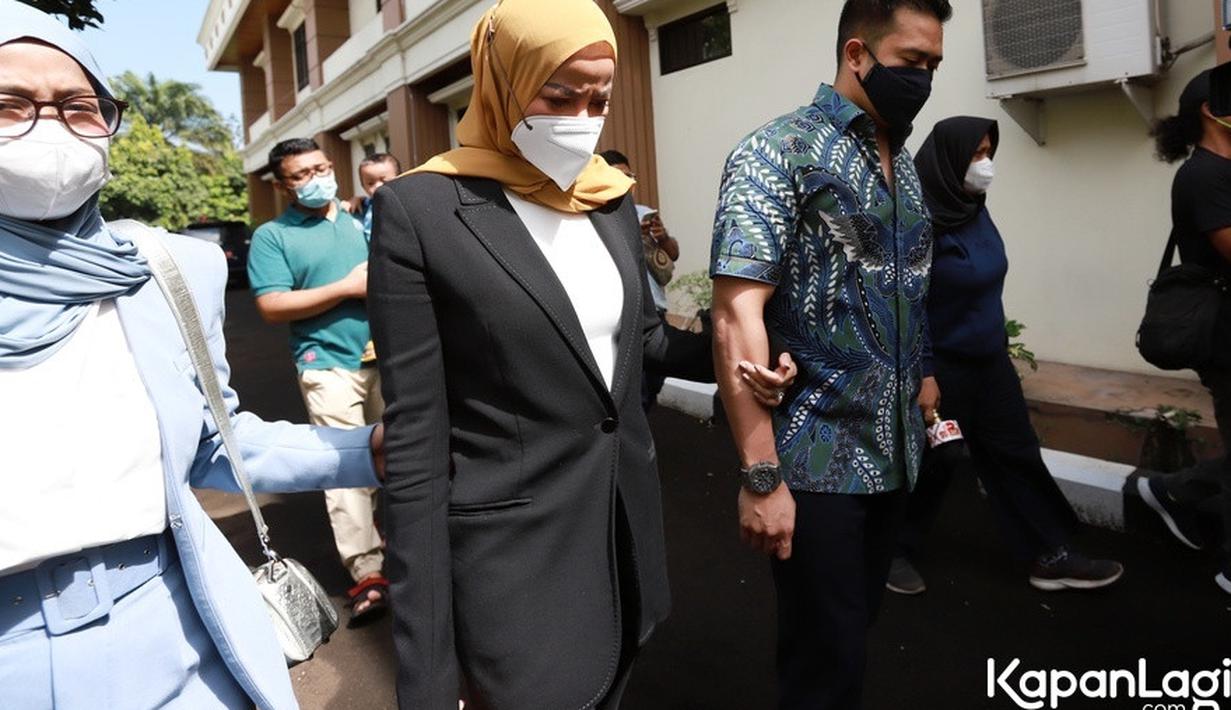 Potret Kemesraan Olla Ramlan dan Aufar Saat Sidang Cerai Perdana - Page ...