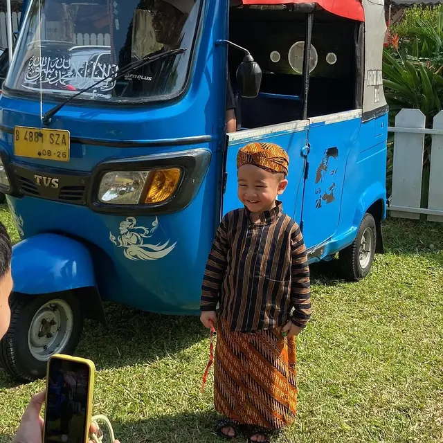 Potret Rayyanza Cipung Tampil Menggemaskan dengan Baju Lurik Jawa di ...