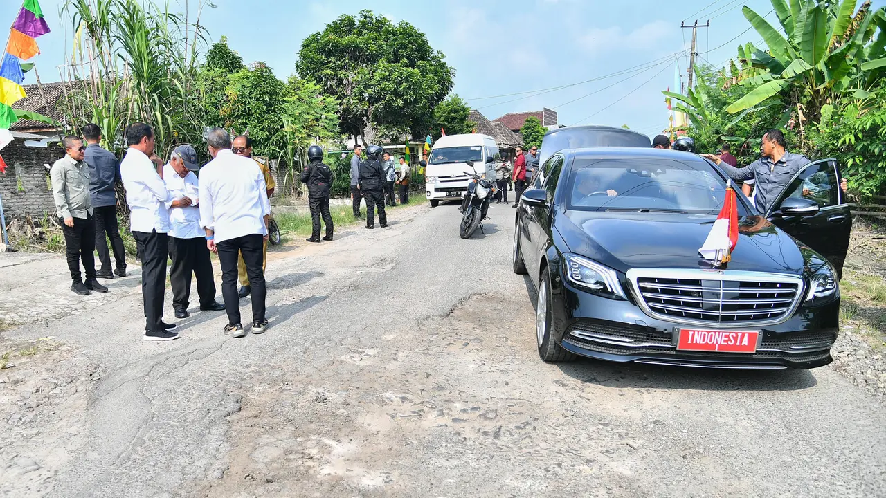 Kunjungan ke Lampung, Jokowi Mendadak Berhenti karena Jalan Rusak