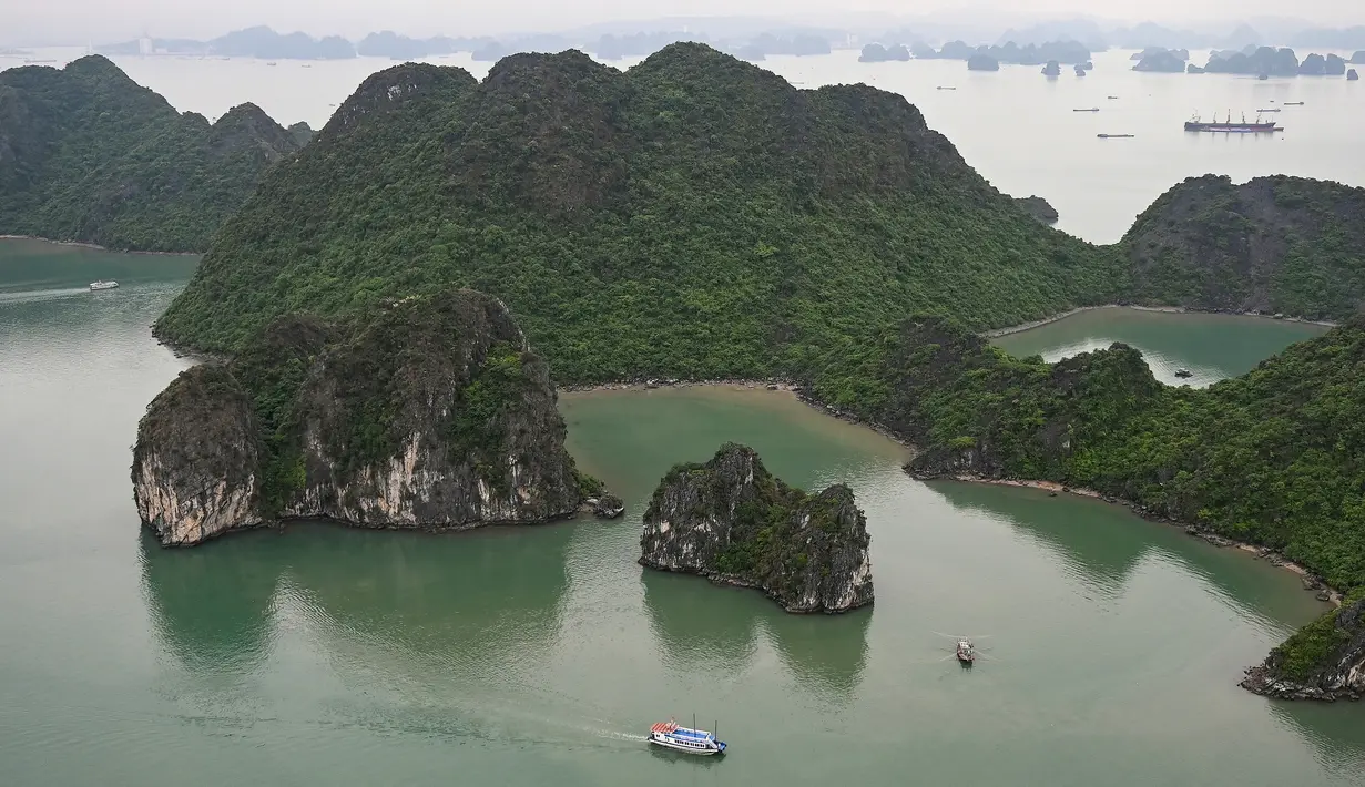 FOTO: Ha Long Bay, Keindahan Alam Warisan Dunia di Vietnam - Foto Liputan6.com