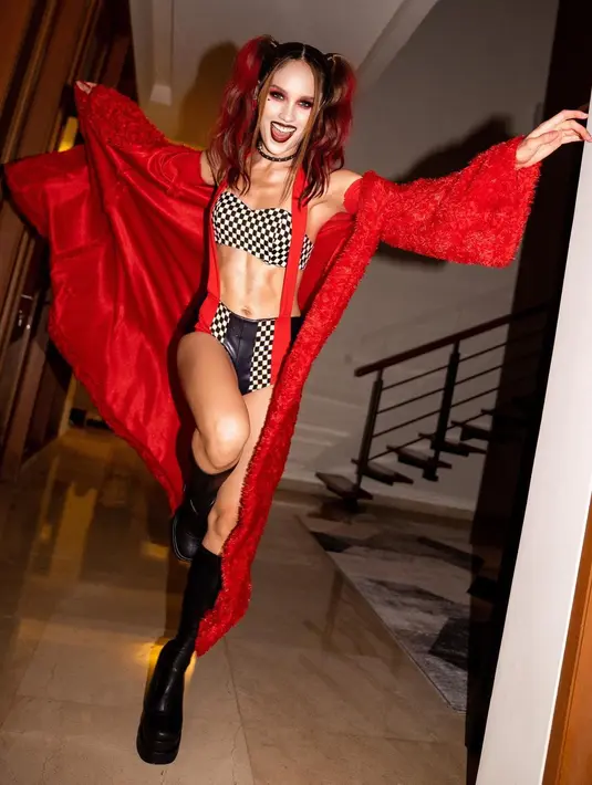 10 Gaya Bold Cinta Laura Kenakan Outfit Berwarna Merah, dari Baju Renang-Cosplay Jadi Harley ...