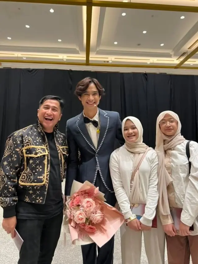 6 Potret Devano Danendra Main di Musikal Sinematik 'City of Love ...