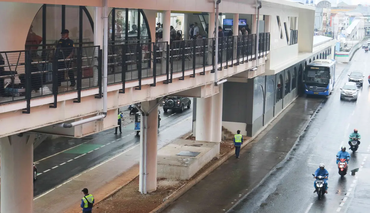 Jalur Integrasi Halte Transjakarta dan Stasiun Jatinegara Resmi Beroperasi - Foto Liputan6.com