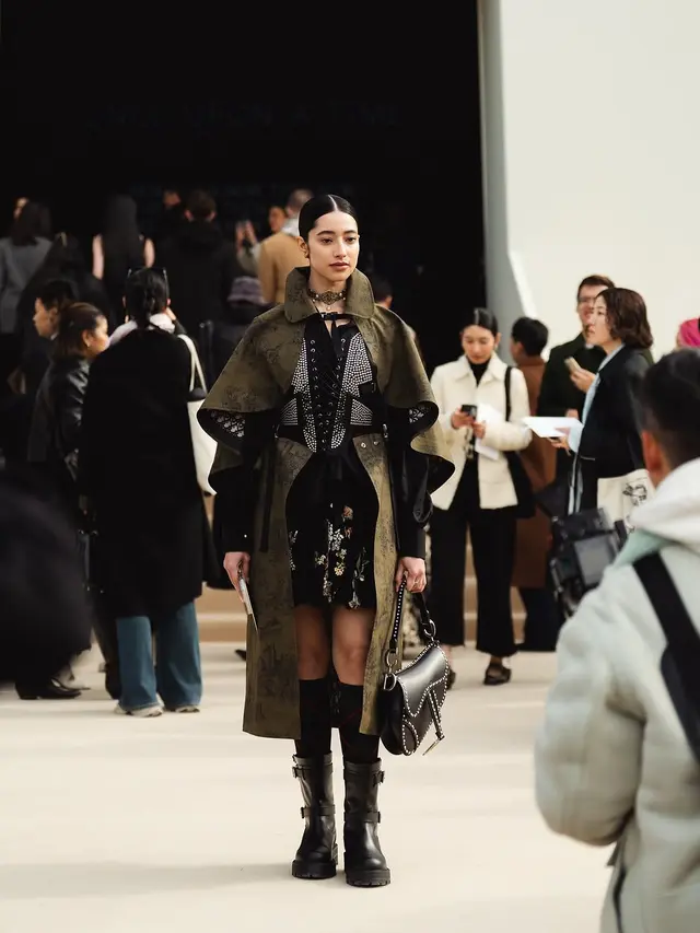 7 Potret Ameera Khan Pacar Jefri Nichol Fashion Show di Paris, Outfit ...