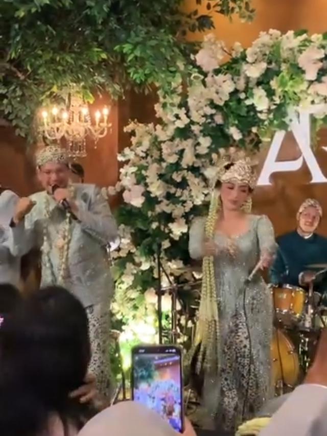 10 Potret Pernikahan Angga Maliq & D'Essentials dan Dewi Andarini ...