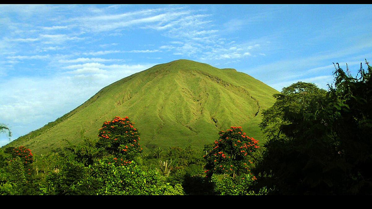 PVMBG: Kegempaan Fluktuatif, Gunung Lokon Berpotensi Erupsi - News ...