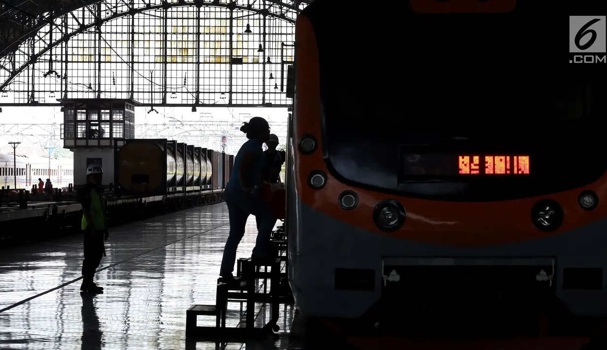 PHOTO: HUT RI ke-72, Naik Commuter Line Gratis - Foto Liputan6.com